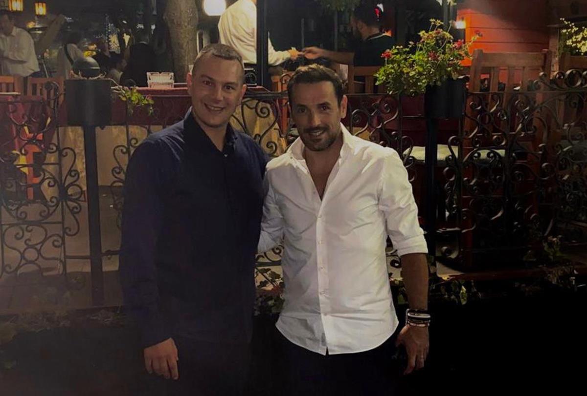 Najponzatiji grčki pevač došao u beogradski restoran pa probao rakiju i ...