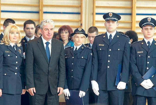 NOVE MAHINACIJE: U policiji 2.000 osoba primalo platu na crno | Kurir