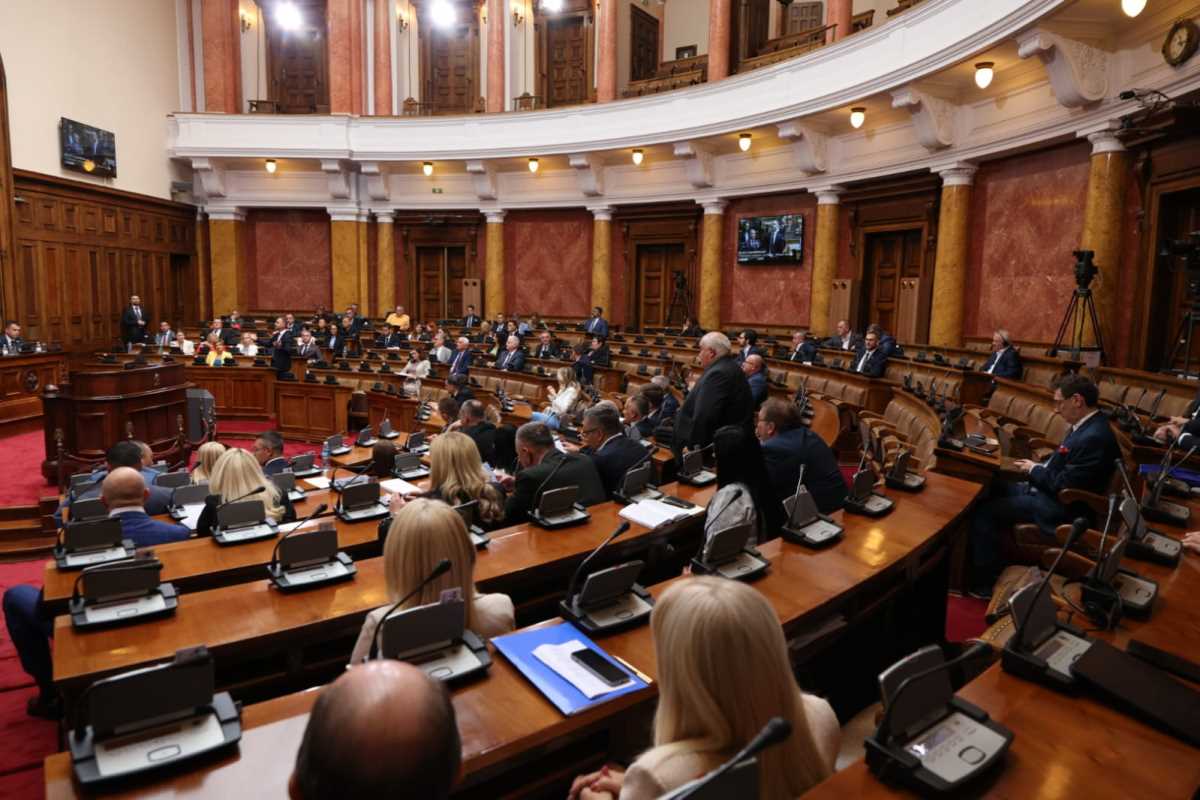 Kurir saznaje: Dve žene pokušale da unesu biber sprej u Skupštinu ...