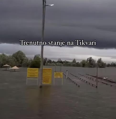 Izlio se Dunav, vetar čupao drveće, a u ovom mestu tukao grad! Nevreme ...