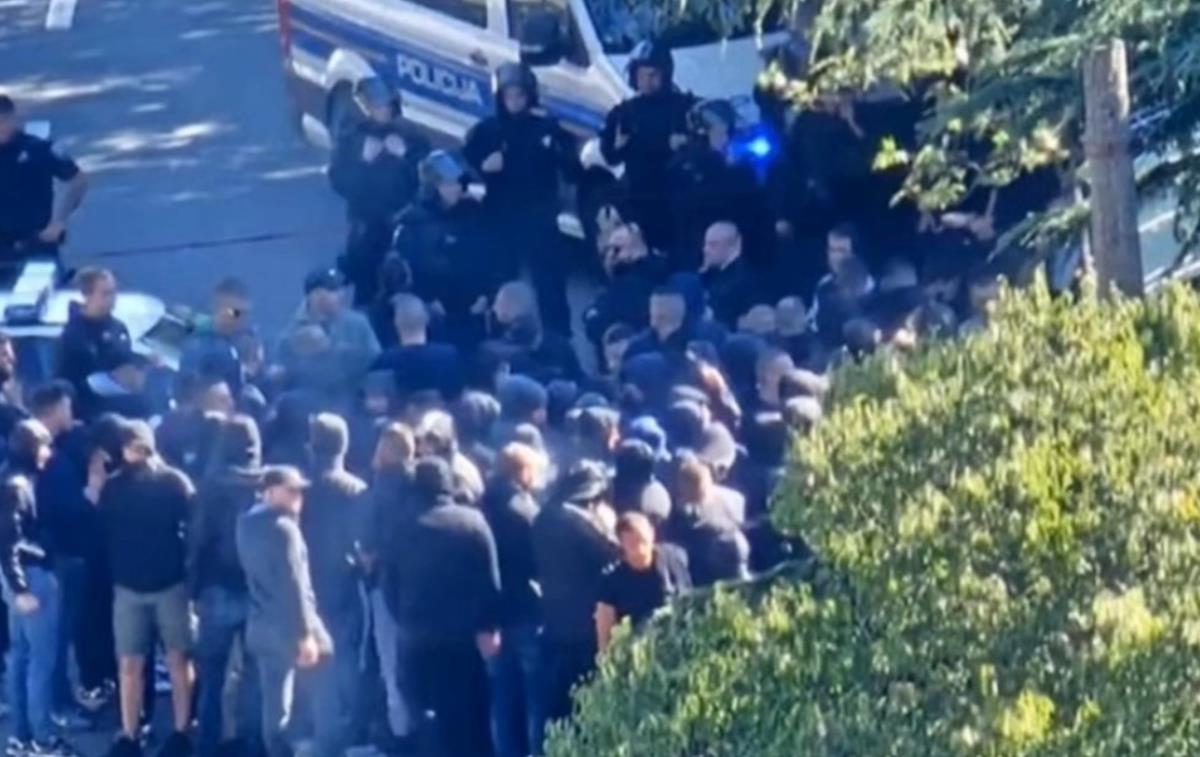 Torcida napala policiju u Splitu | Kurir