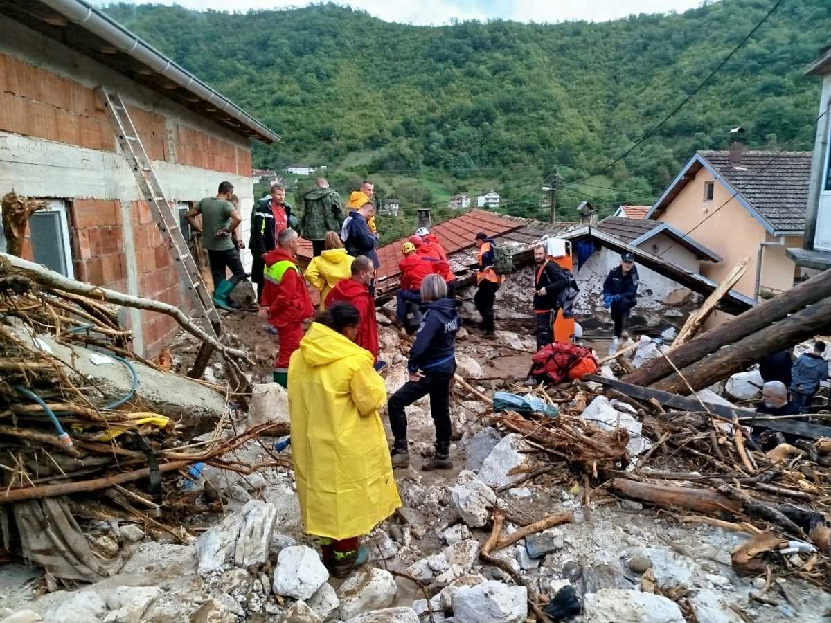 Ispod ruševina u Jablanici još tri tela nanjušili psi, dete spaseno | Kurir