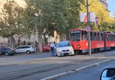 Tramvaj se zakucao u automobil: Saobraćajna nesreća u centru Beograda (foto) - Naslovi.net