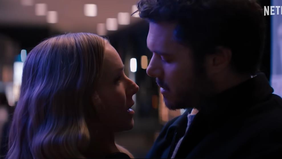 Muž slavne glumice šokiran njenim strastvenim scenama s kolegom iz serije | Kurir