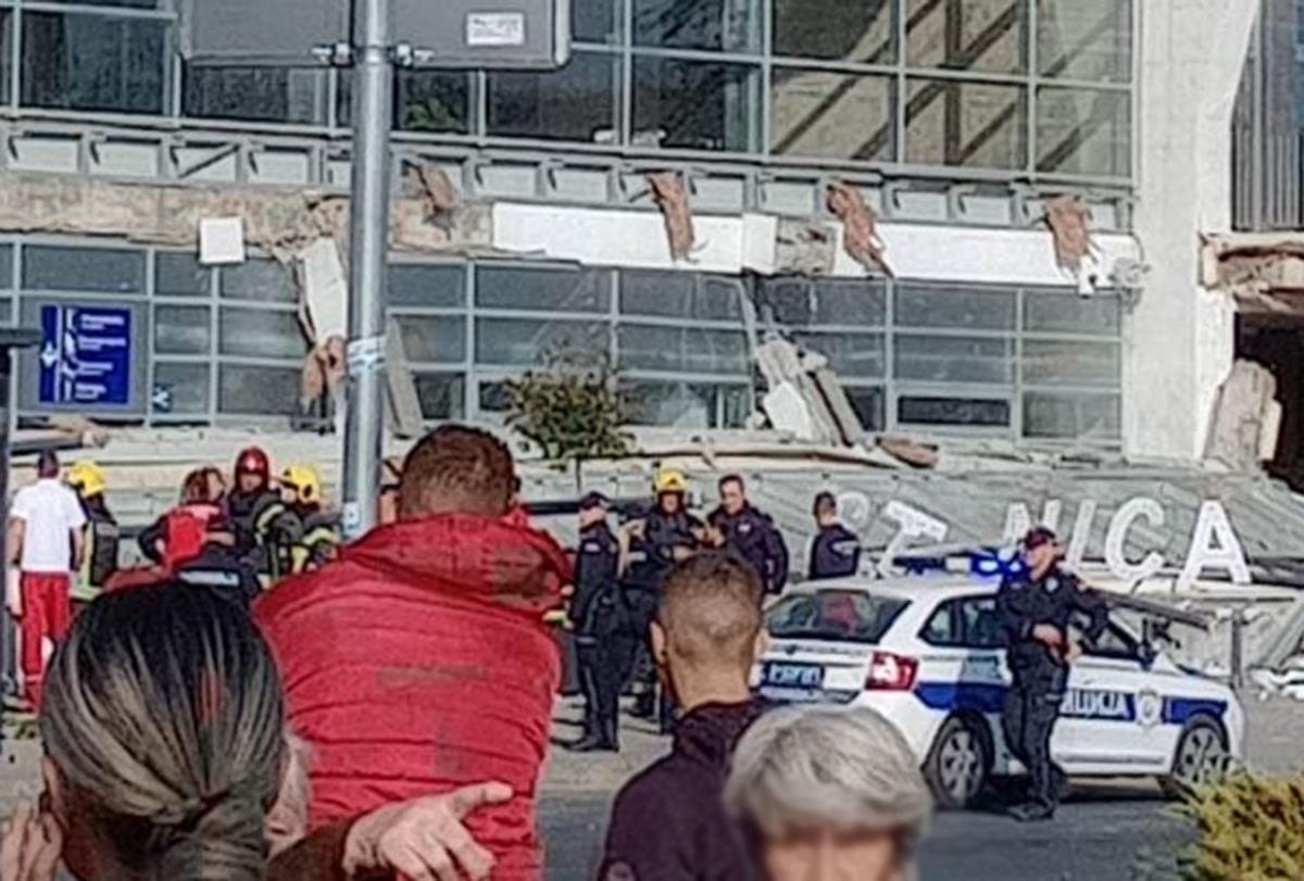 Prve slike iz Novog Sada, urušila se nadstrešnica ispred glavne ...