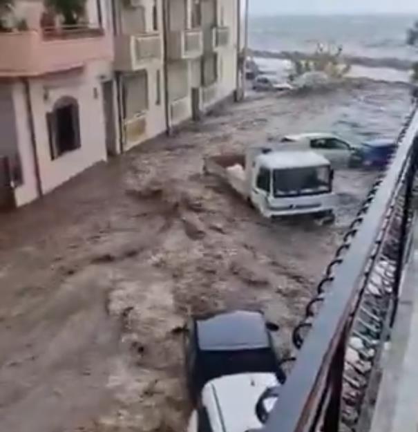 ZASTRAŠUJUĆI SNIMCI POPLAVA NA SICILIJI: Automobili plivaju ulicama, hiljade ljudi evakuisano ...