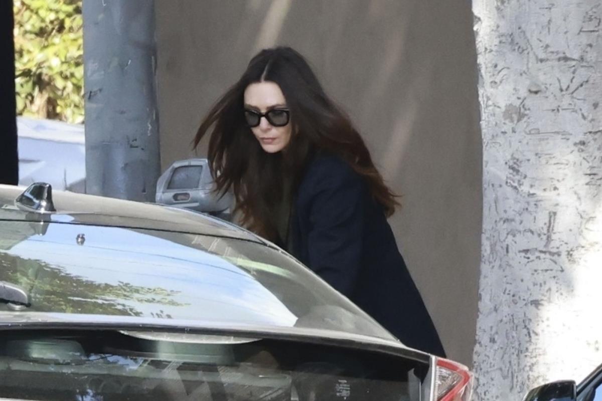 Glumica zaboravila grudnjak: Uska crvena kožna haljina istakla svaki ...