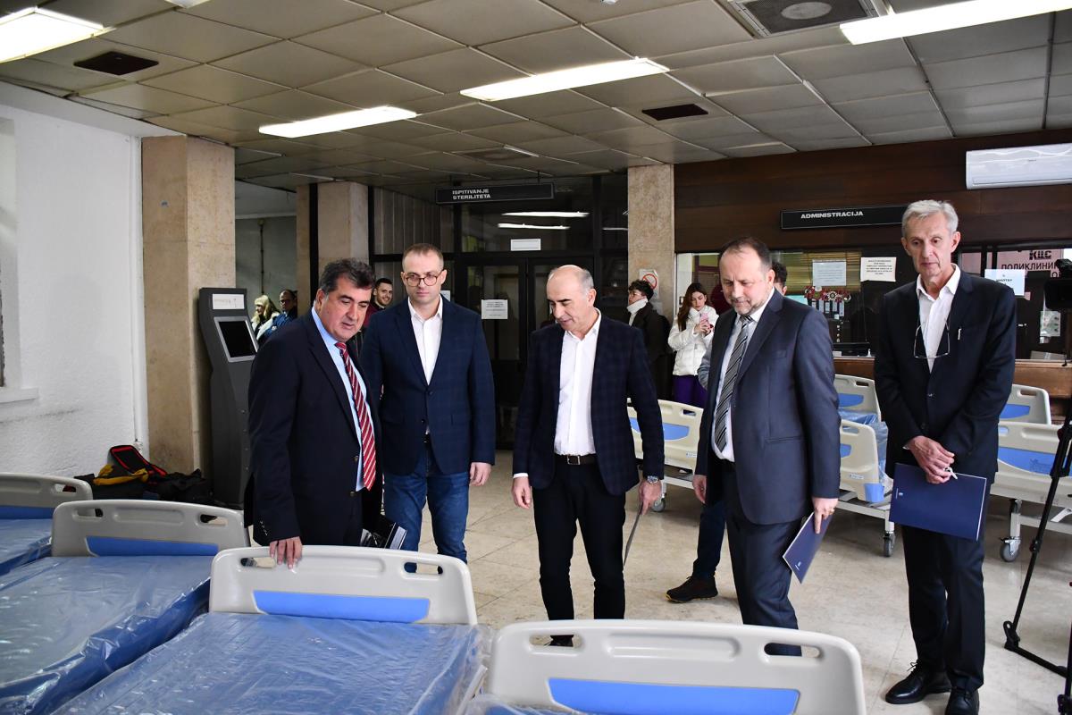 Donacija porodilištima u okviru akcije „Bebi parking mesto“ | Kurir