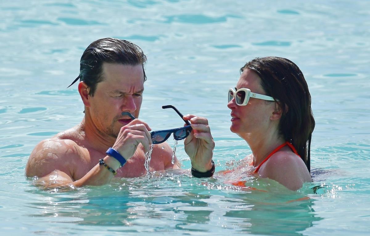 Glumac Mark Volberg sa suprugom i decom na Barbadosu | Kurir