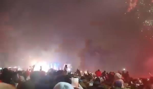 Vatrometi parali nebo iznad Zlatibora i Užica: Peđa Jovanović, pa ... Vatrometi parali nebo iznad Zlatibora i Užica: Peđa Jovanović, pa ...