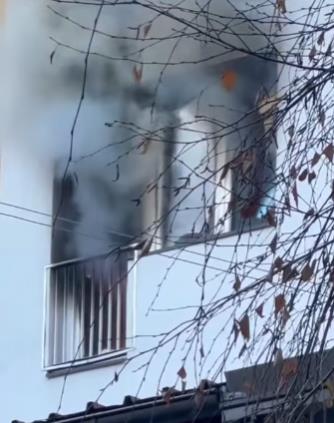 Crni dim kulja kroz prozor! Požar u centru Užica: Zapalio se stan ...