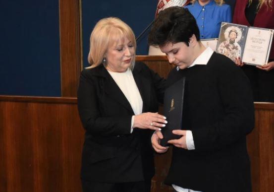 Osnovci zakupili bilbord u Vranju da drugu iz odeljenja čestitaju ...