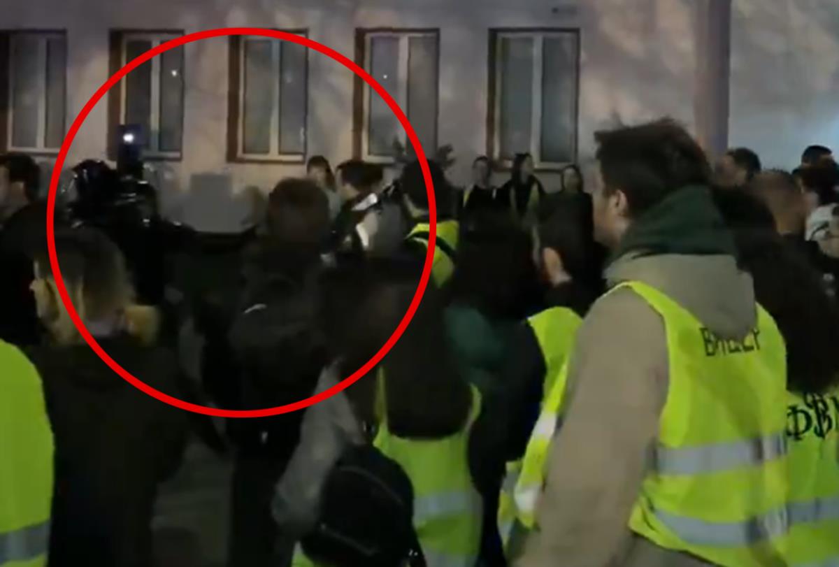 Ovo je student blokader, koji je nasrnuo na pripadnika Žandarmerije ispred RTS: Zaleteo se i ...