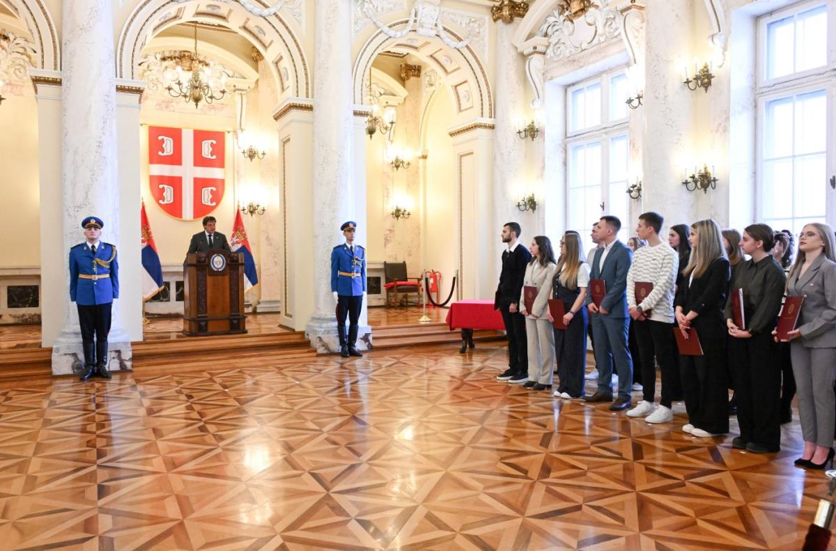 Ministar Gašić uručio ugovore o stipendiranju | Kurir