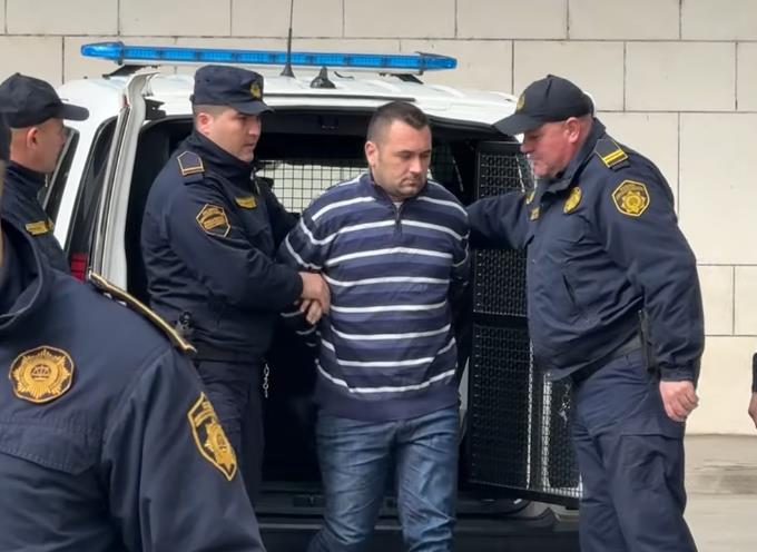 Dvostruki ubica Emir Selimović sproveden u Kantonalni sud u Tuzli | Kurir