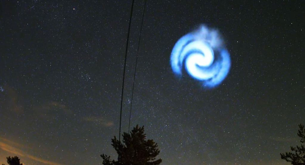 Ovo je razlog čudne svetlosti na nebu: Šta se krije iza svetleće spirale, nalik galaksiji, koja ...