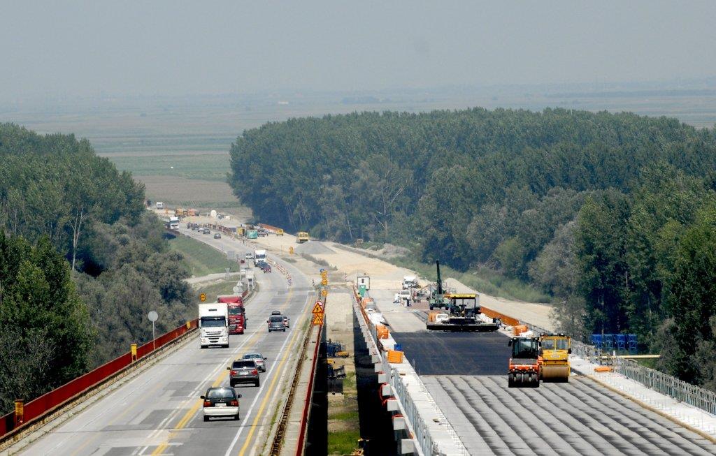 Antić proverio kako ide obnova starog mosta kod Beške | Kurir
