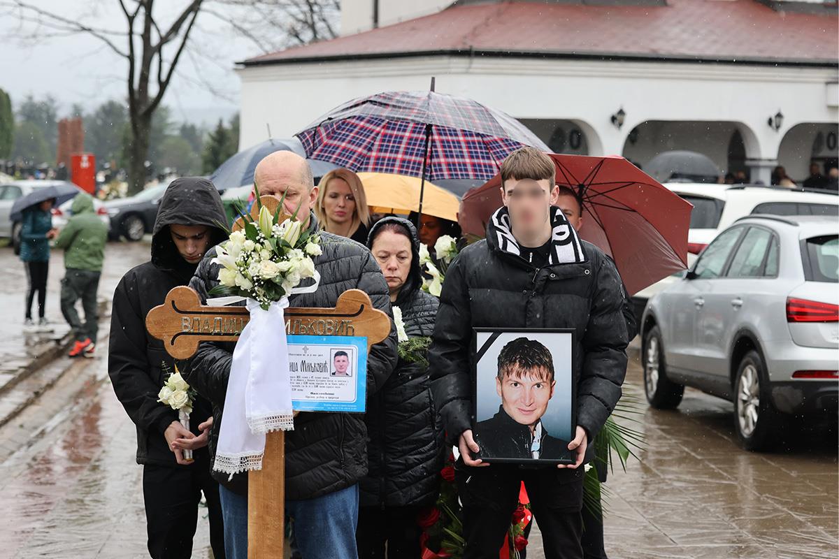 Sahrana Vladice Miljkovića: Tužna povorka krenula do večne kuće estradnog umetnika: Sestrić nosi ...