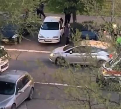 Prve slike i snimci ispred streljane na Novom Beogradu gde muškarac preti samoubistvom | Kurir