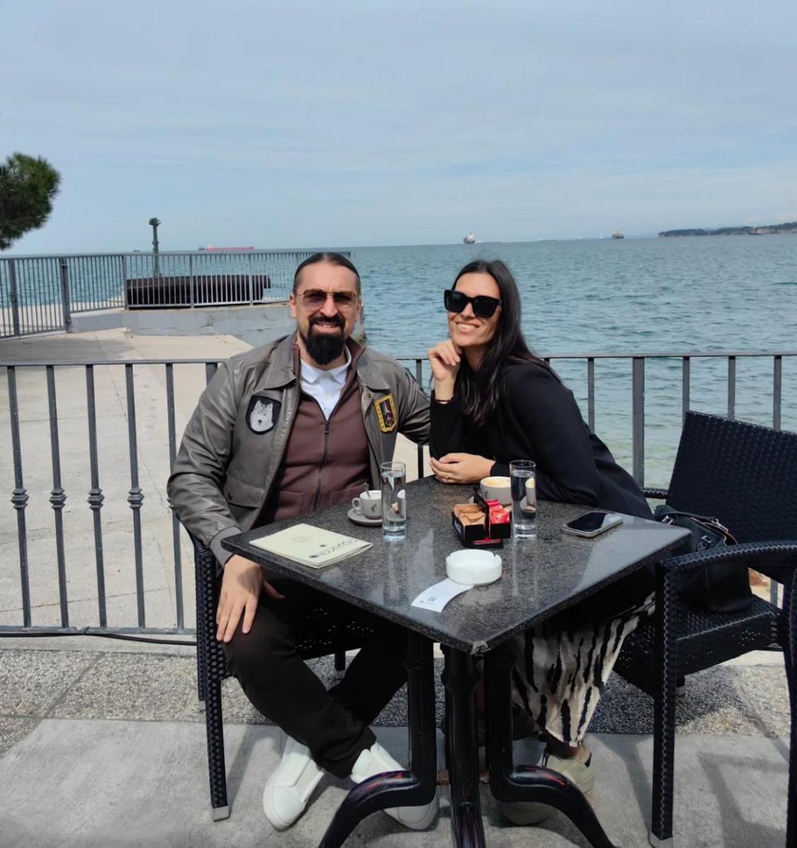 Ovo je supruga pobednika velikog brata! Rodila mu troje dece, nema mrlje u karijeri, a evo kako ...