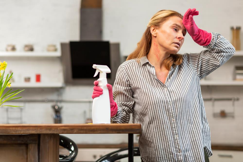 Očistite ih pre zime: Ovih 5 mesta u spavaćoj sobi mogu skrivati plesan ...