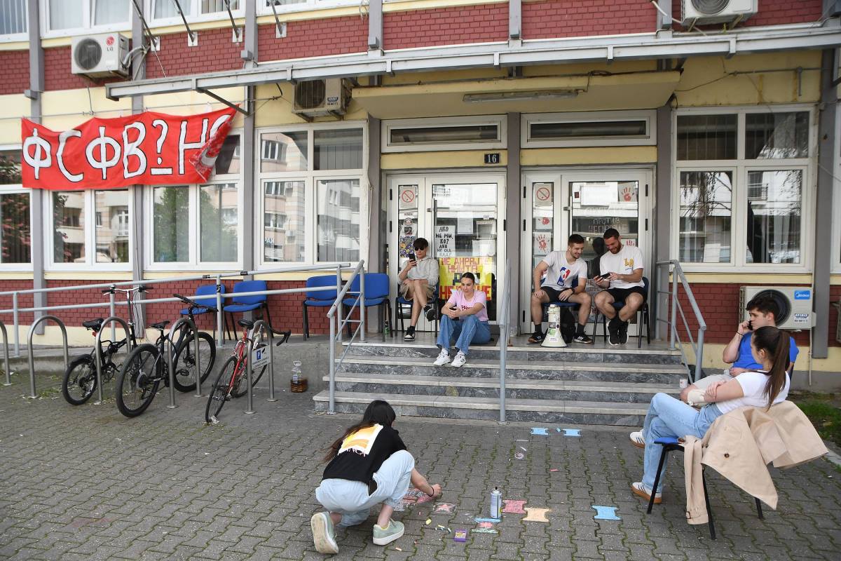 Blokaderi ponovo sprečili dekana dif da uđe u zgradu fakulteta | Kurir