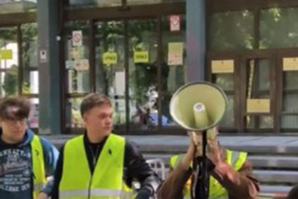 Blokaderi ponovo blokirali zgradu suda u Novom Sadu | Kurir