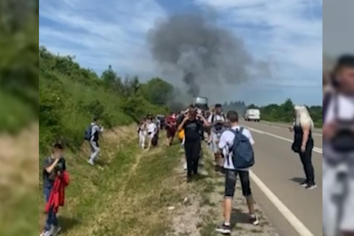 PRVI SNIMCI S MESTA GDE SE ZAPALIO AUTOBUS PUN PROKUPAČKIH ĐAKA | Kurir