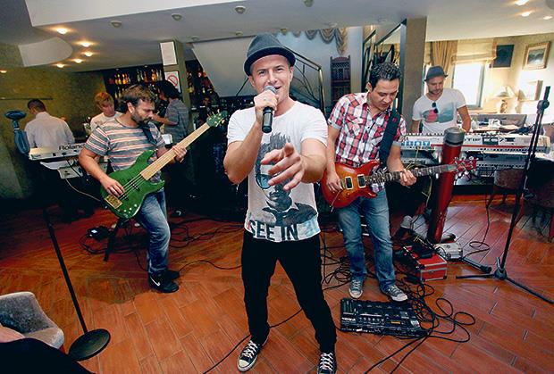 Tropiko bend donosi opremu iz Evrope u Užice | Kurir