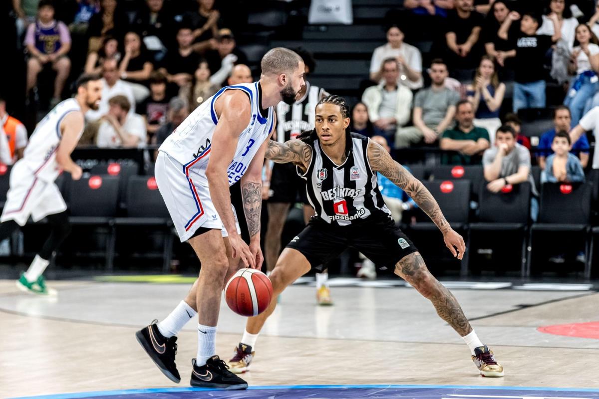 Darijus Tompson, Valensija, Efes | Kurir