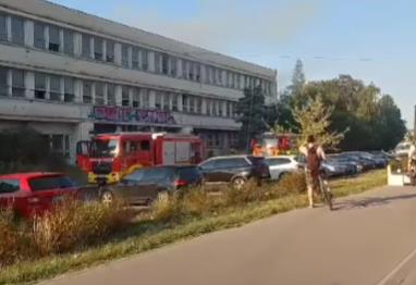 Gori zgrada na Futuškom putu u Novom Sadu, vatrogasci na licu mesta | Kurir