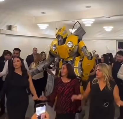 Robot Bamblbi zaigrao kolo na svadbi | Kurir