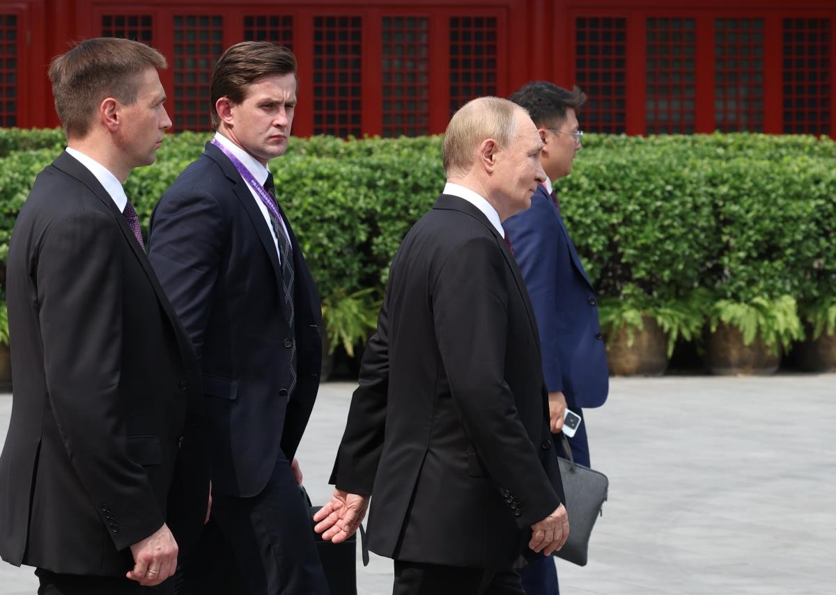 Šta se krije u Putinovim aktovkama | Kurir