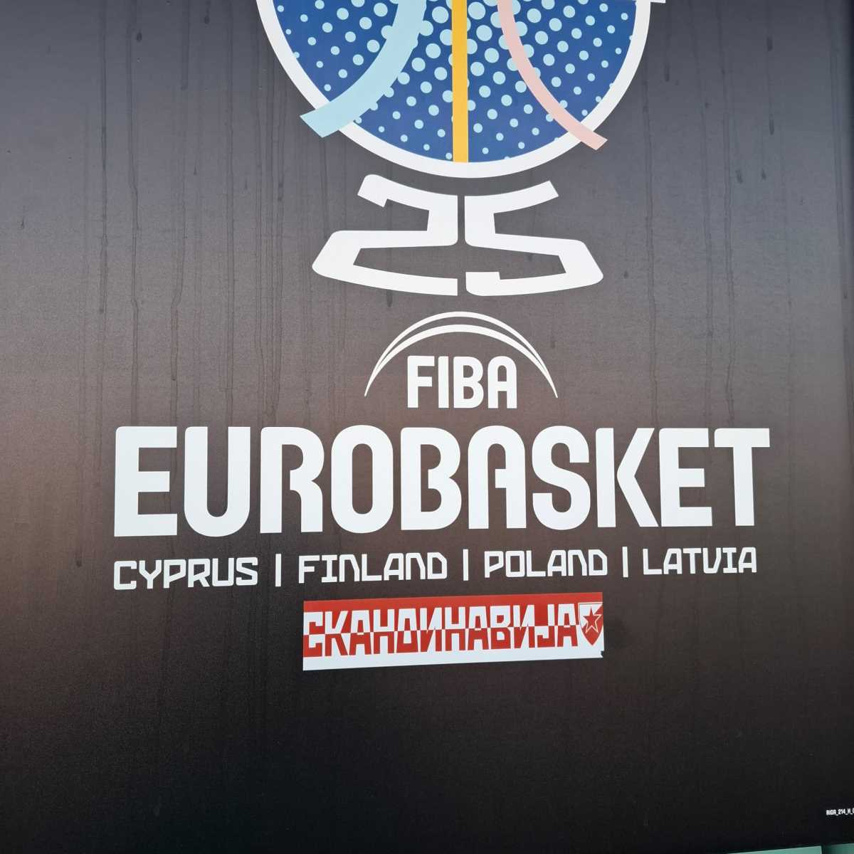 Delije i Grobari lepili nalepnice po Rigi na Eurobasketu 2025 | Kurir