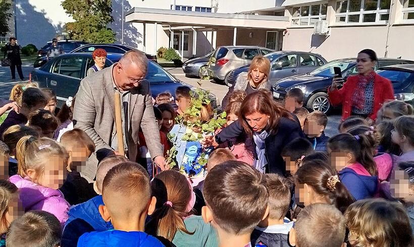 Mališani u dvorištu škole zasadili svoje Drvo generacije: Prelepa slika iz Kladova - "zalivaćemo ...