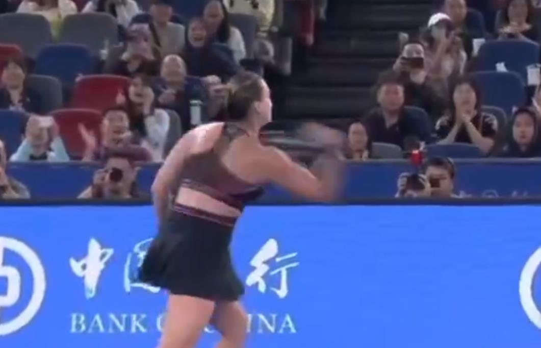 Sabalenka reketom pogodila skupljača loptica | Kurir