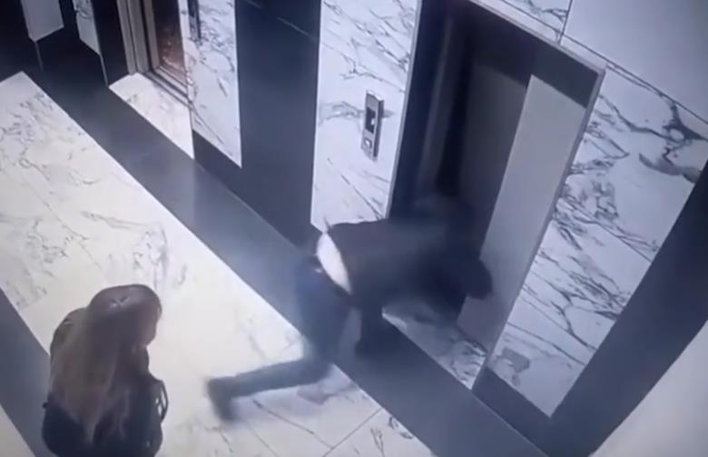 Dete upalo u okno lifta, otac skočio za njim u Rusiji | Kurir