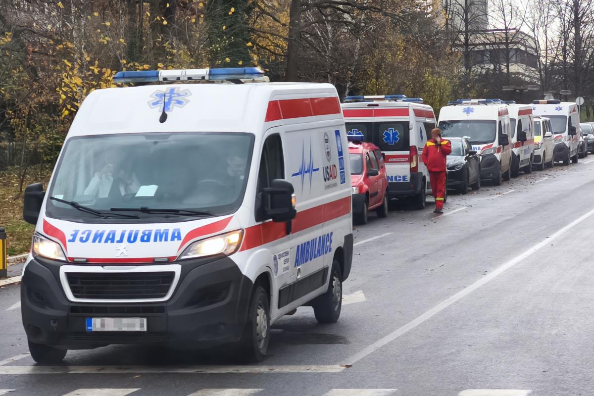 Automobil zgužvan i prevrnut pored puta! Jeziva saobraćajka kod ...