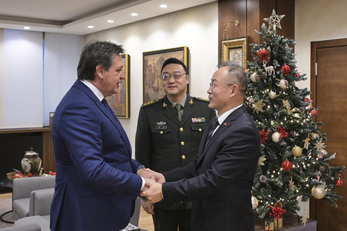 Gašić sa kineskim ambasadorom: Jačanje vojne saradnje Srbije i Kine ...