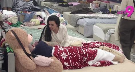 Moli je da je pusti u krevet Anita divlja na Luku zbog pića koje je dao ...