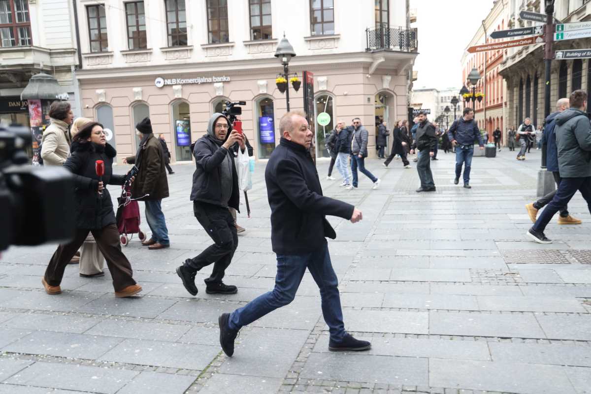 Nebojša Bojović došao ispred Rektorata pa bežao od novinarke | Kurir