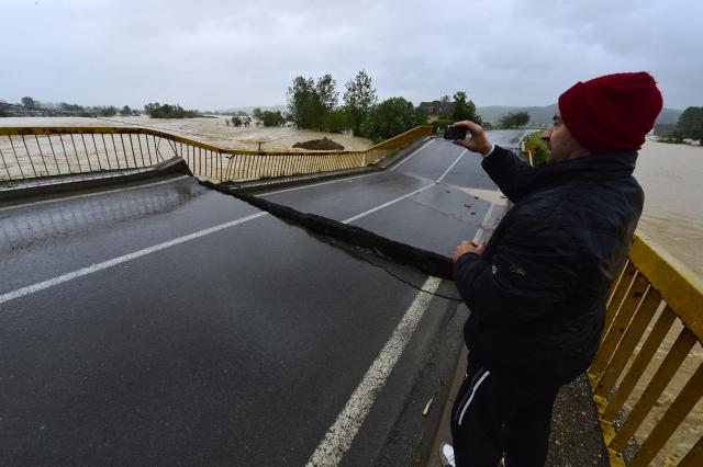 (FOTO) SLIKE UŽASA IZ KOCELJEVE: Podivljala Tamnava prelomila most na ...