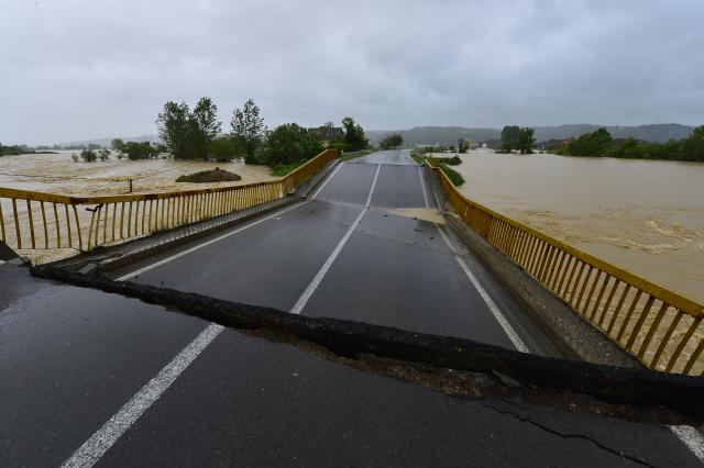VOZAČI PAŽNJA: Ovo je spisak poplavljenih i neprohodnih puteva! | Kurir