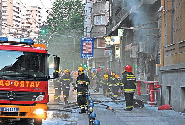 EKSPLOZIJA U SENDVIČARI: Bocu plina punili na benzinskoj pumpi? | Kurir