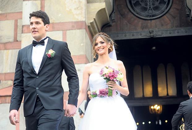 NINA JANKOVIĆ OSULA PALJBU: Romi mi uništili svadbu! | Kurir