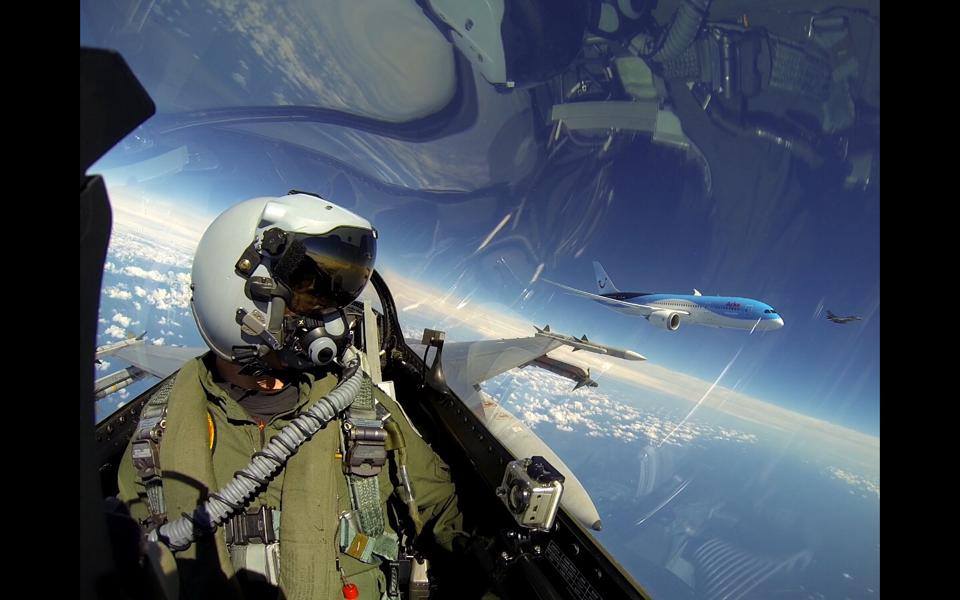 OVO JE SELFI: Pilot F-16 slikao sebe kako upravlja avionom na 9,000 ...