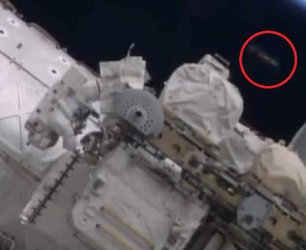 NASA OBJAVILA SNIMAK: Pored astronauta na Međunarodnoj svemirskoj ...