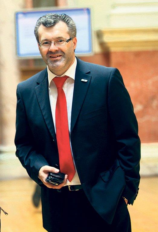 BOGATI POSLANIK SNS: Igor Bečić uzima 160.000 i širi se u devet soba ...