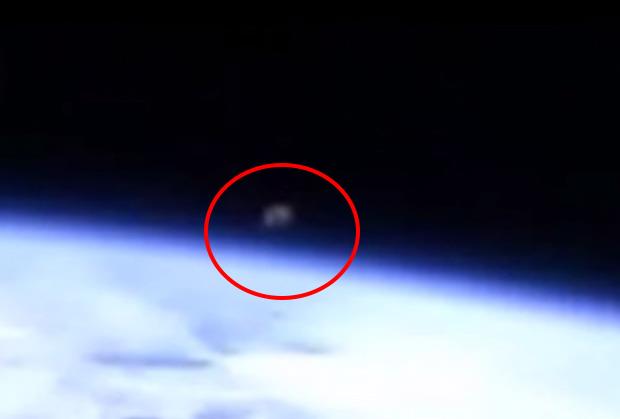 (VIDEO) NASA uživo snimila NLO kako napušta Zemljinu orbitu | Kurir