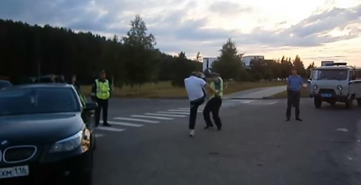 (FOTO VIDEO) PIJAN KAO LETVA: Pogledajte kako je pijani Rus karate ...